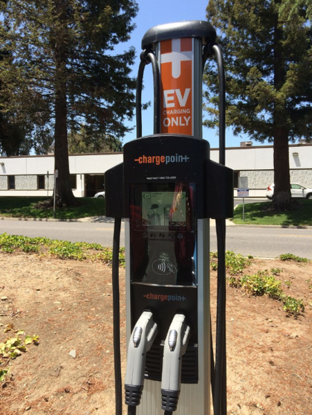 파일:ChargePoint CT4000 제품군 지능형 듀얼 포트 네트워크 전기 자동차 충전 스테이션 (운전자 서비스, 모바일 및 웹 앱 포함)..png - 위키원